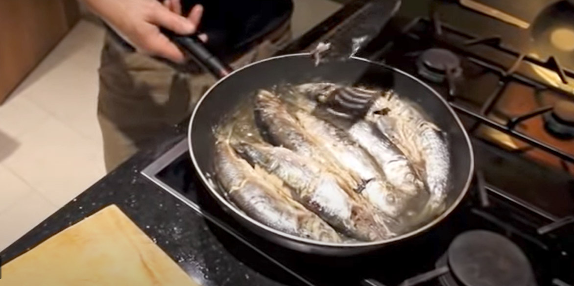 How to cook and bone a fresh herring - video